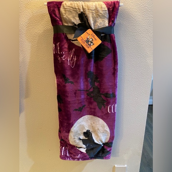 Disney | Bedding | Disney Hocus Pocus Come We Fly Plush Throw 5x70 ...